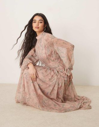 Asos Robe longue &agrave; chevrons et imprim&eacute; fleurs flout&eacute; avec fronces et col montant - Rose-Multicolore