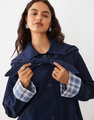 Abercrombie & Fitch Cropped A-Linien-Trenchcoat mit Karodetail in Marineblau