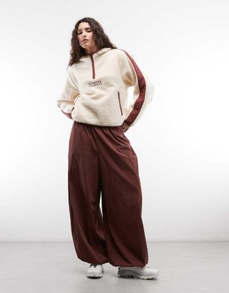 Asos Weekend Collective Borg-Hoodie mit halbem Rei&szlig;verschluss, Farbblockdesign und Nylon-Einsatz in Cremewei&szlig; und Burgunderrot