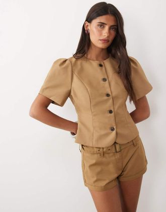 Lioness Femme Baumwollmix-Bluse mit Puff&auml;rmeln und Knopfleiste als Co-ord in Camel-Neutral