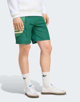 adidas Originals Munich short &agrave; d&eacute;coupes en vert collegiate