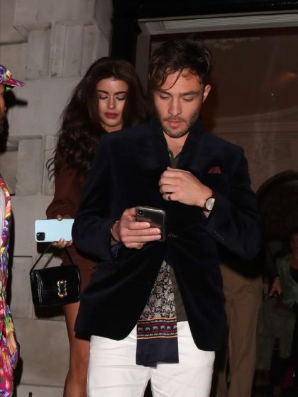 Die neue Freundin von Gossip Girl Ed Westwick liefert uns die perfekte Urlaubsoutfit-Inspo