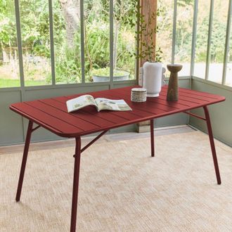 Sweeek Table de jardin pliante m&eacute;tal 6 places. terre de sienne. Amelia. 140x80cm. traitement antirouille. lattes et bords arrondis