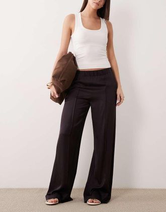 Mango Gerade geschnittene Hose aus Satin in Schokobraun-Brown