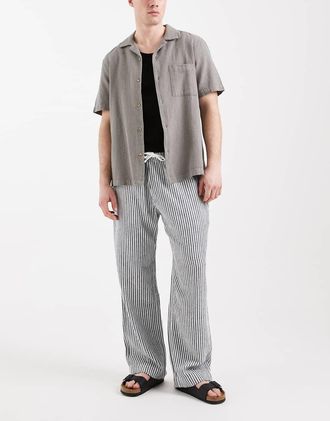 Abercrombie & Fitch Pantalon baggy en lin m&eacute;lang&eacute; &agrave; fines rayures - Noir et blanc-Bleu