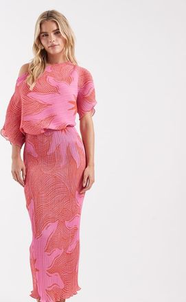 Never Fully Dressed Petite - Tilly - Robe longue pliss&eacute;e &agrave; &eacute;paules d&eacute;nud&eacute;es avec imprim&eacute; soleil - Rose