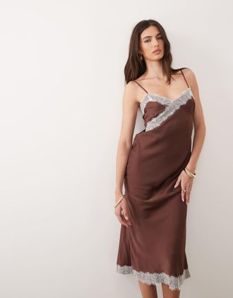 New Look Robe mi-longue en satin avec bretelles fines et bords en dentelle contrastante - Marron