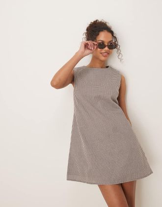 Glamorous Kariertes Mini-H&auml;ngerkleid in Braun-Wei&szlig;