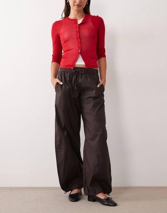 Cotton On Jackson pantalon utilitaire &agrave; enfiler en ch&ecirc;ne fonc&eacute;-Marron