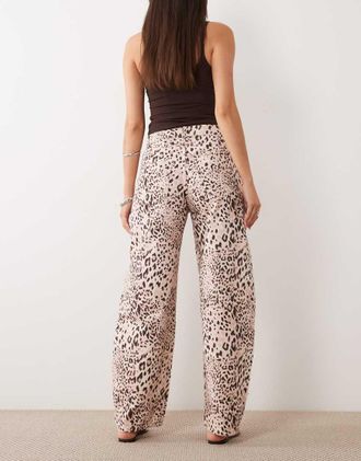 Miss Selfridge Barrel-Leg-Jeans mit Tierfellmuster-Mehrfarbig