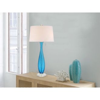 Quoizel Gro&szlig;e Tischleuchte signature mit blauem Glasfu&szlig; und Stoffschirm in Wei&szlig;, h: 85cm