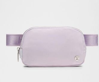 lululemon Sac de ceinture Everywhere Logo métallique - Violet/Pastel