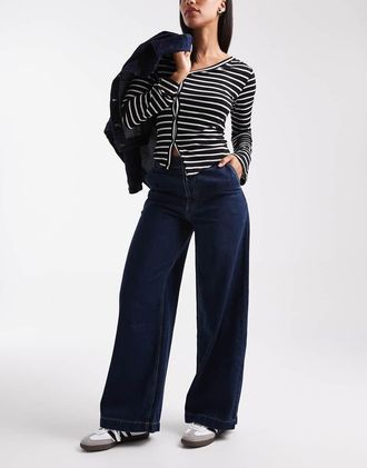 Only Jeans in Dunkelblau mit besonders weitem Schnitt und mittelhohem Bund