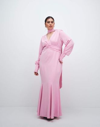 Pretty Lavish Robe longue en satin &agrave; d&eacute;tail foulard et d&eacute;collet&eacute; plongeant avec poignets larges - Rose