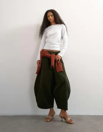 Topshop Cordhose in mittlerer L&auml;nge mit ovalem Bein in Gr&uuml;n