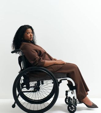 Asos ASOS ADAPTIVE Curve pantalon &agrave; enfiler &agrave; taille &eacute;lastiqu&eacute;e couleur chocolat-Neutre