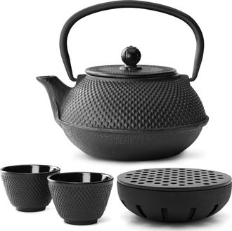 Bredemeijer Teekanne asiatisch Gusseisen Set schwarz 0.8 Liter Teekessel mit Henkel & Edelstahl Tee-Filter Sieb-Einsatz & 2 Teebecher schwarz inkl. Stövchen