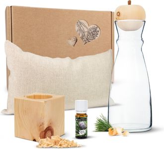Zirbelino ZirbenErlebnis Geschenksbox 11: Zirbenkissen (17x29cm), Zirbenwürfel-Set, Zirbenapfel + 1L Nimbus-Karaffe