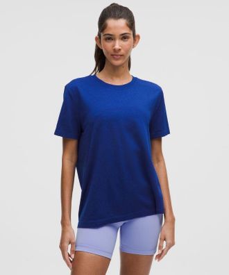 lululemon Swiftly Relaxed Kurzarmshirt e Passform für Frauen - Größe 14 in Deep Sea Blue