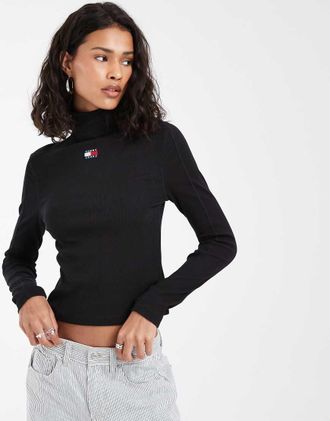 Tommy Jeans T-Shirt mit Badge-Logo, Mock-Neck und langen &Auml;rmeln in Schwarz