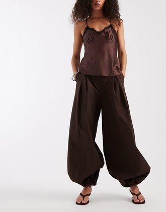 Asos Pantalon ajust&eacute; coupe ballon &agrave; ourlet bouffant - Marron