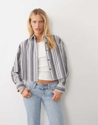 Calvin Klein Jeans Cropped-Hemd aus Baumwollpopeline mit blau-wei&szlig;em Streifenmuster