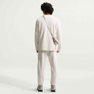 Nike Jogginghose M NK CLUB VARSITY JOGGER sportlicher Stil, aus Sweatware, mit elastischem Bund