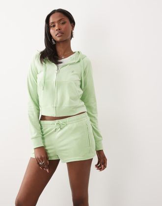 Juicy Couture Velours-Shorts in Gr&uuml;n mit Strass-Logo, Kombiteil