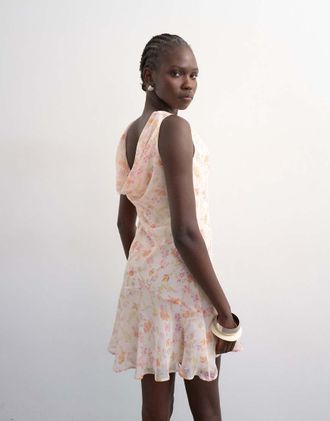 Topshop Robe r&eacute;tro courte &agrave; petites fleurs avec col b&eacute;nitier et ourlet &eacute;vas&eacute; - Rose p&acirc;le-Blanc