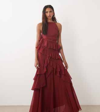 Asos Tall ASOS DESIGN Tall robe longue &agrave; col montant, dos nu et volants, bordeaux-Rouge