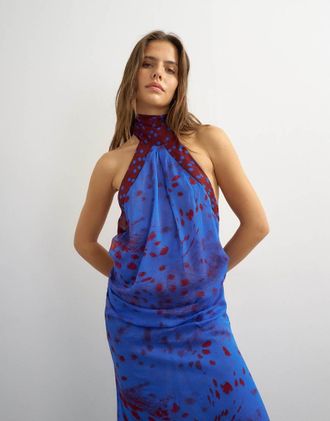 Topshop Chiffon-Neckholder-Maxikleid mit geraffter Seite und abstraktem Print in Blau und Burgunderrot