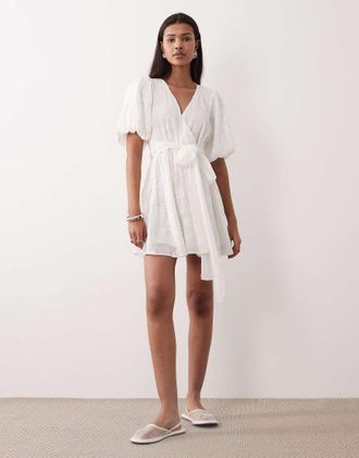 Gina Tricot Gina Tricot - Robe courte &agrave; manches bouffantes et broderies - Blanc cass&eacute;