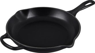 LE CREUSET Signature Gusseisen Brat- und Servierpfanne, Rund, &Oslash; 23 cm, F&uuml;r alle Herdarten inkl. Induktion geeignet, 1,93 kg, Schwarz, 20182230000422