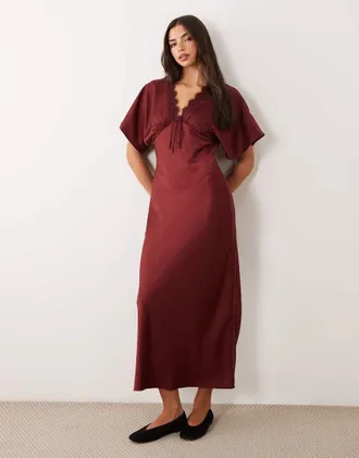 Miss Selfridge robe longue en satin et dentelle &agrave; manches chauve-souris couleur bordeaux-Pas de couleur