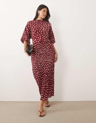Never Fully Dressed Tilly - Robe longue pliss&eacute;e &agrave; &eacute;paules d&eacute;nud&eacute;es et imprim&eacute; cerf - Rouge-Multi
