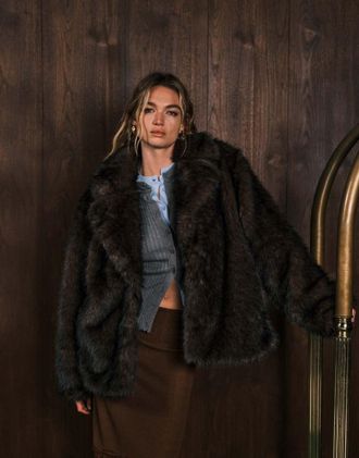Monki Manteau fausse fourrure oversize court avec col - Marron chocolat fonc&eacute;-Brown