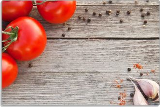 Wallario Fr&uuml;hst&uuml;cksbrettchen aus Glas, Glasunterlage, Glasbrettchen Tomaten und Gew&uuml;rze auf altem Holztisch, Gr&ouml;&szlig;e 20 x 30 cm, Sicherheitsglas