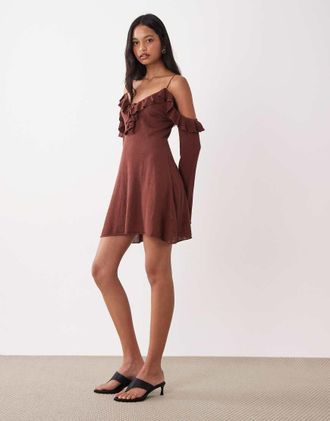 Miss Selfridge Robe courte &agrave; volants et &eacute;paules nues en maille de lin m&eacute;lang&eacute; de qualit&eacute; sup&eacute;rieure - Chocolat-Brown