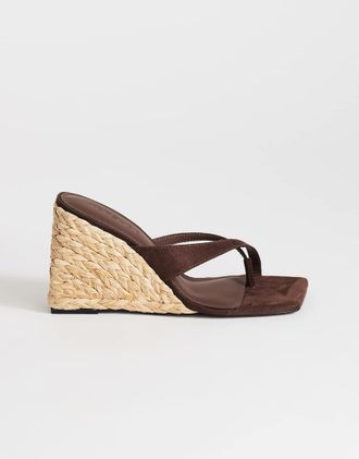 Topshop Naomi - Sandales style mules en raphia &agrave; entredoigt et semelle compens&eacute;e - Chocolat imitation daim-Marron
