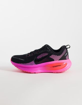 Nike Vomero 18 - Sneaker in Schwarz und Rosa