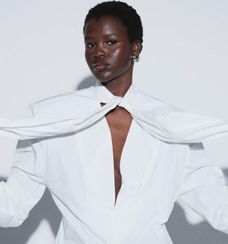Asos Tall TTYA LAB chemise en popeline &agrave; &eacute;paulettes avec d&eacute;tail &agrave; nouer, blanche