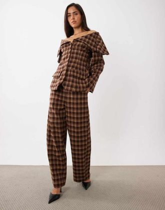 Asos Anzughose mit geb&uuml;rstetem Karomuster in Braun