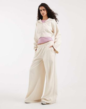New Balance Hose aus angerautem Fleece in Beige-Neutral