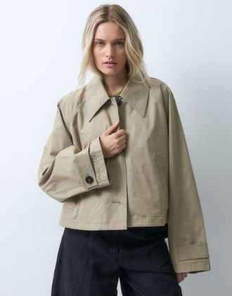 & Other Stories Trenchcoat mit hohem Baumwollanteil, trapezf&ouml;rmig, cropped, mit R&uuml;ckendetail in Beige-Neutral