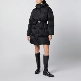 Prada Langer schwarzer Daunenmantel aus Re-Nylon mit G&uuml;rteltasche