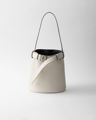 Prada Buckle Bucket Bag aus Leder mit G&uuml;rtel