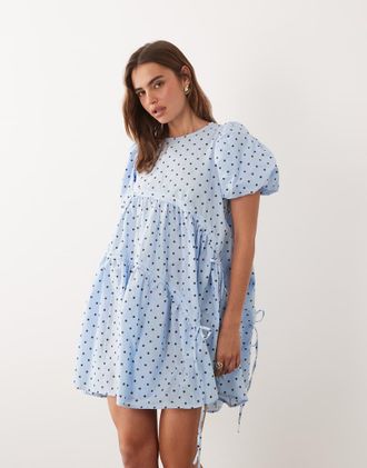 Ghospell Robe courte asym&eacute;trique en cr&eacute;pon &agrave; pois avec manches bouffantes et cordon de serrage - Bleu clair