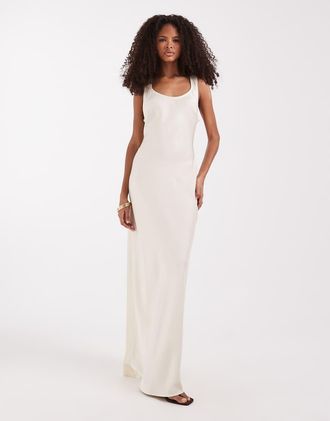 Pretty Lavish Robe nuisette longue en satin &agrave; dos nageur - Blanc hu&icirc;tre
