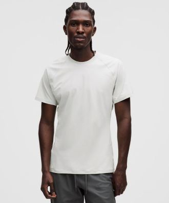 lululemon Repper Short-Sleeve Shirt f&uuml;r M&auml;nner - Gr&ouml;&szlig;e 2XL in Vapor