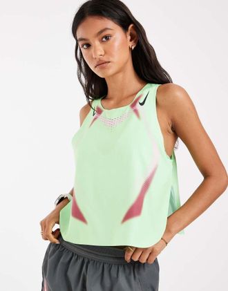 Nike Aeroswift Dri-FIT kurzes Tanktop in Gr&uuml;n